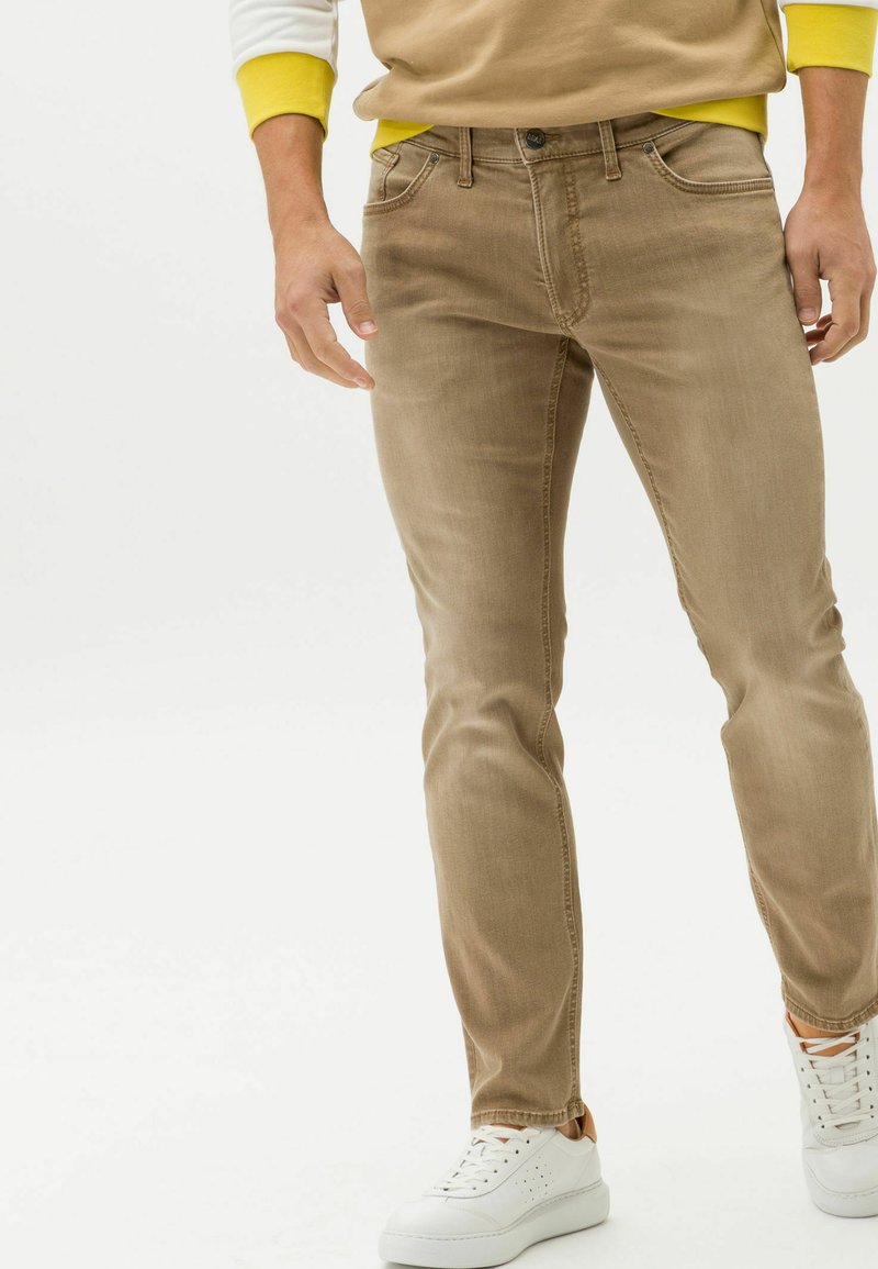 BRAX STYLE CHUCK - Jeans Slim Fit - sesame/hellbraun - Zalando.de