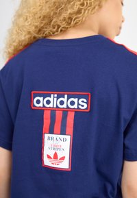adidas Originals BREAK BACK - Print T-shirt - dark blue/bright red/dark ...