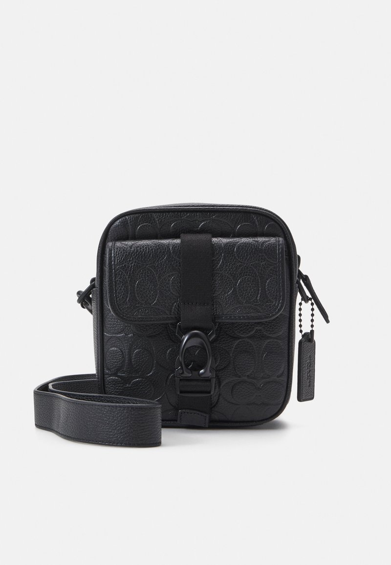 Coach BECK CROSSBODY IN BLACKOUT SIGNATURE UNISEX - Across body bag ...