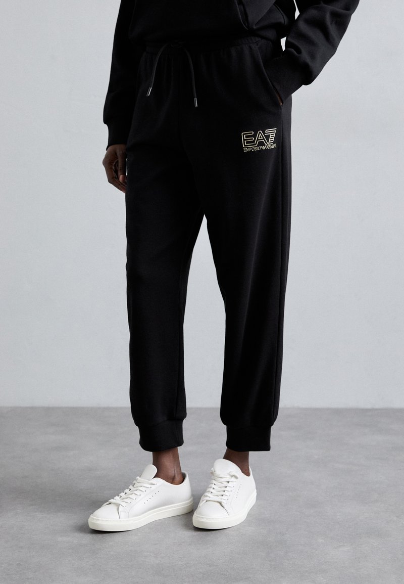 EA7 Emporio Armani TROUSER - Pantalones deportivos - black/negro - Zalando.es