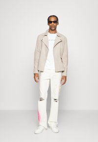 FRAME THE BOXY - Jeans Relaxed Fit - ecru spray/offwhite - Zalando.at