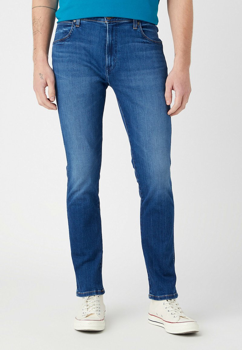 Wrangler LARSTON - Vaqueros slim fit - harris/azul - Zalando.es