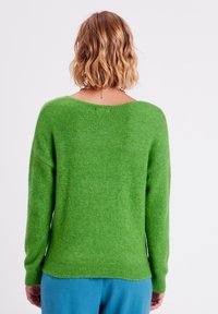 Cache Cache V-AUSSCHNITT - Jersey de punto - vert/verde - Zalando.es