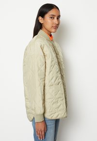 Marc O'Polo DENIM QUILTED ZIPPER PATCH POCKETS COLLAR - Halflange jas ...