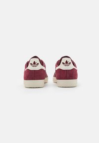 adidas Originals GAZELLE UNISEX - Baskets basses - shadow red/cream ...