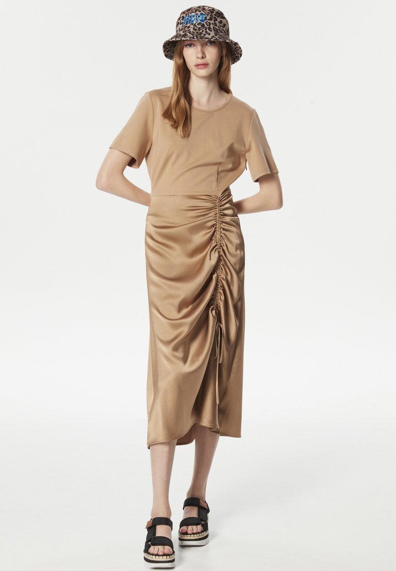 Twist SLIM CUT KNITTED MIX SHIRRED - Vestido informal - natural/marrón ...