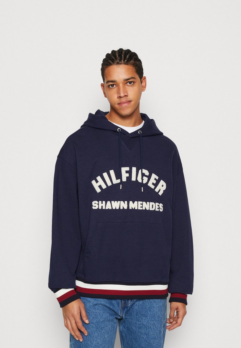 Tommy Hilfiger TOMMY HILFIGER X SHAWN MENDES HOODIE UNISEX - Jersey con capucha - carbon navy ...