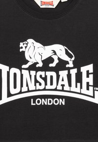 Lonsdale CROPPED GUTCH COMMON - Nyomott mintás póló - black white ...