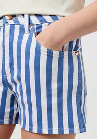 Wrangler COWBOY - Jeans Shorts - blue stripe/blue denim - Zalando.de