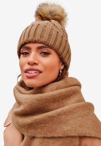 Lipsy COSY BOBBLE - Cepure - camel/brūns - Zalando.lv