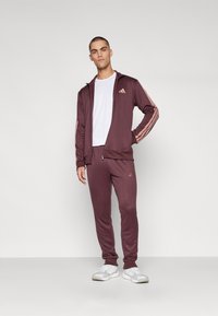 adidas Sportswear BASIC STRIPES SET - Trainingspak - aurora ruby ...