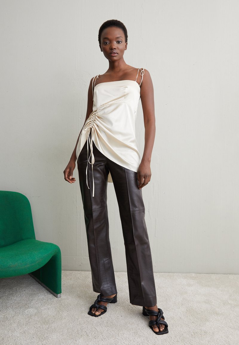 Materiel ASYMMETRICAL GATHERED - Top - vanila/offwhite - Zalando.at