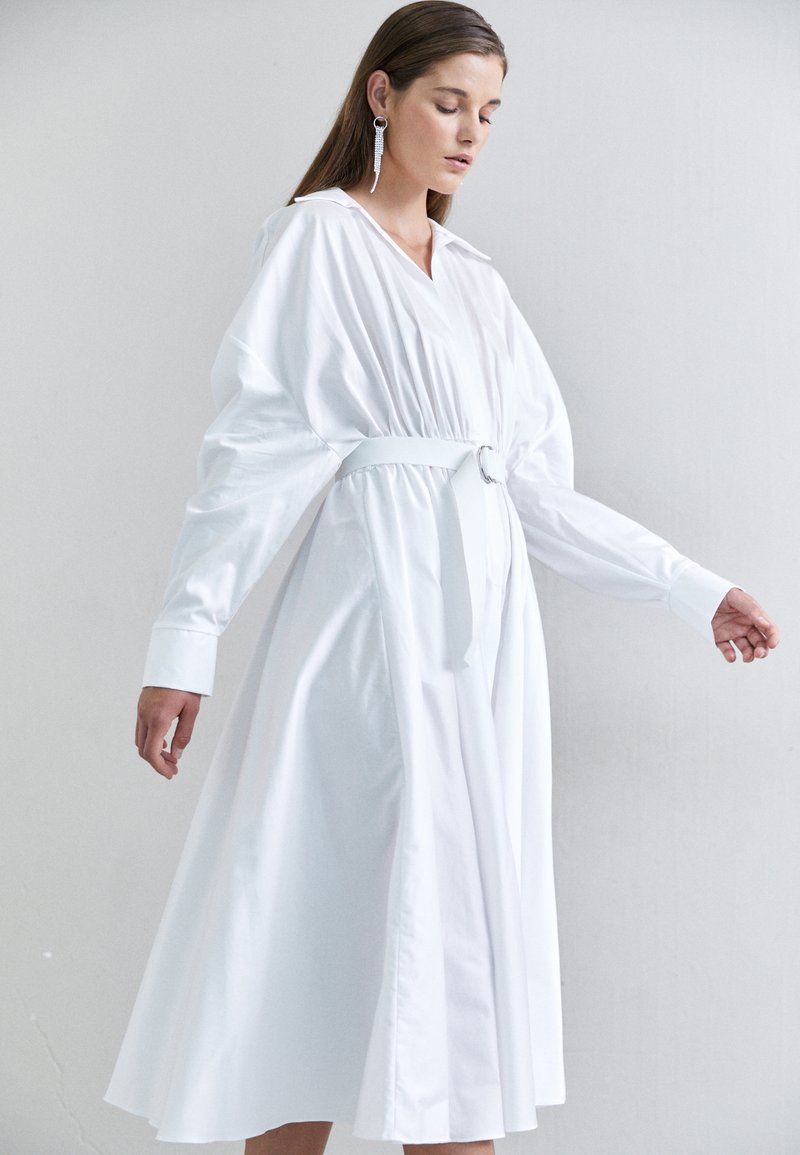 Norma Kamali SUPER OVERSIZED BOYFRIEND FLARED DRESS - Skjortekjole ...
