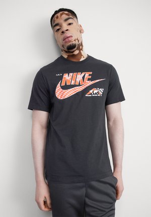 Nike Performance JUST DO IT SWOOSH TEE - Print T-shirt - black ...
