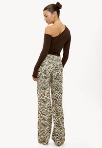 LOAVIES Wide Leg - animal zebra offwhite/off-white - Zalando