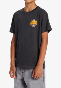 DC Shoes BURNER - T-Shirt print - ktew pirate black enzyme wash/schwarz ...