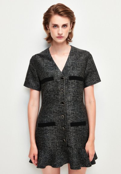 adL GARNISHED WITH POCKET FLAP - Robe chemise - printed black/noir ...