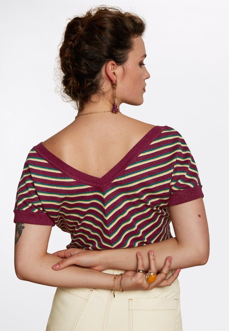 King Louie DOUBLE V RUIZ STRIPE - T-Shirt print - beaujolais red/rot ...