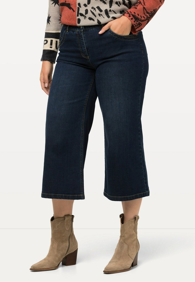 Ulla Popken Flared Jeans - blue denim - Zalando.de