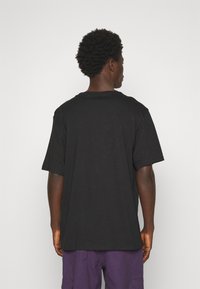 Calvin Klein Jeans HYPER REAL SLANTED TEE GENDERLESS UNISEX - T-Shirt print - black/schwarz ...