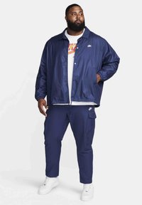 Nike Sportswear CLUB COACHES - Kevyt takki - midnight navy white ...