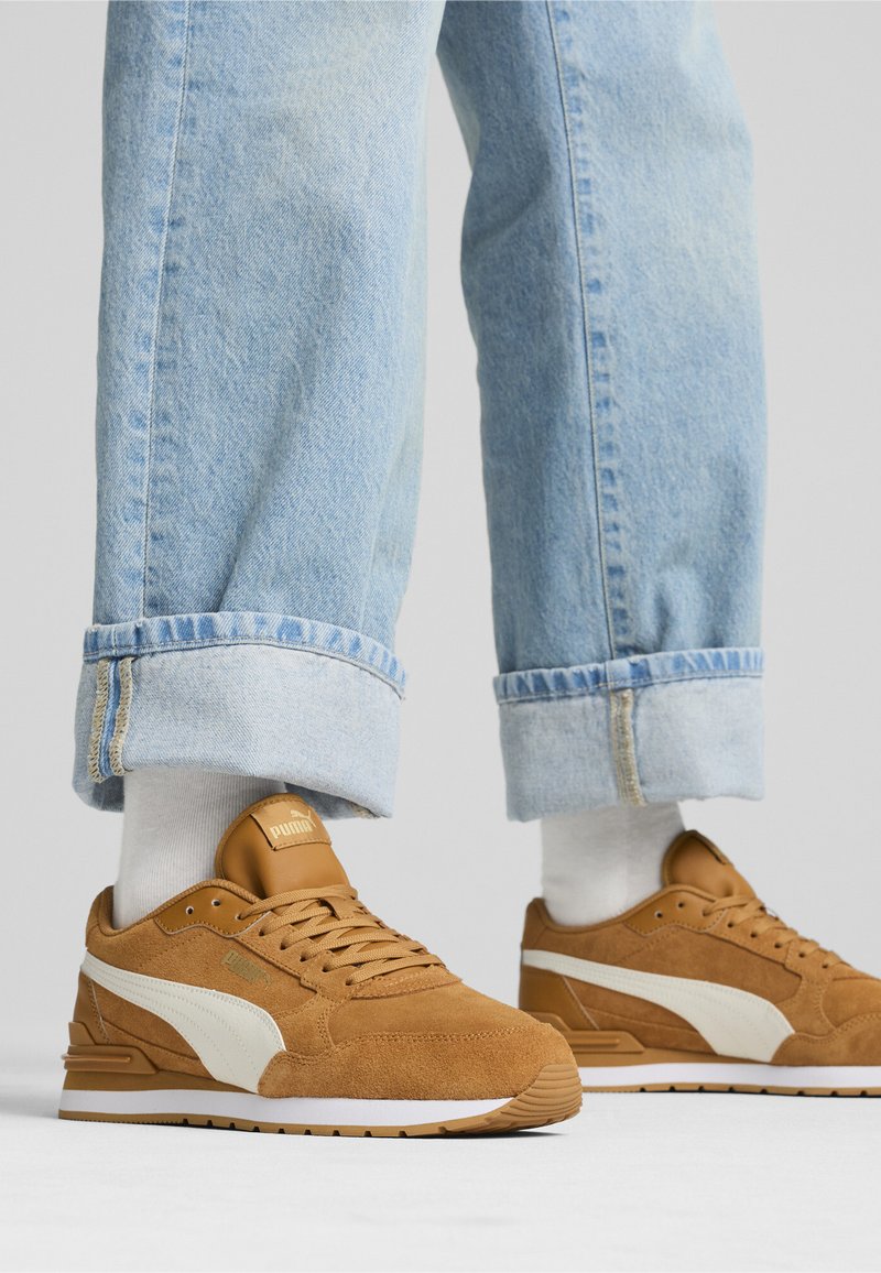 Puma ST RUNNER - Trainers - desert tan-vapor gray- team gold- white ...