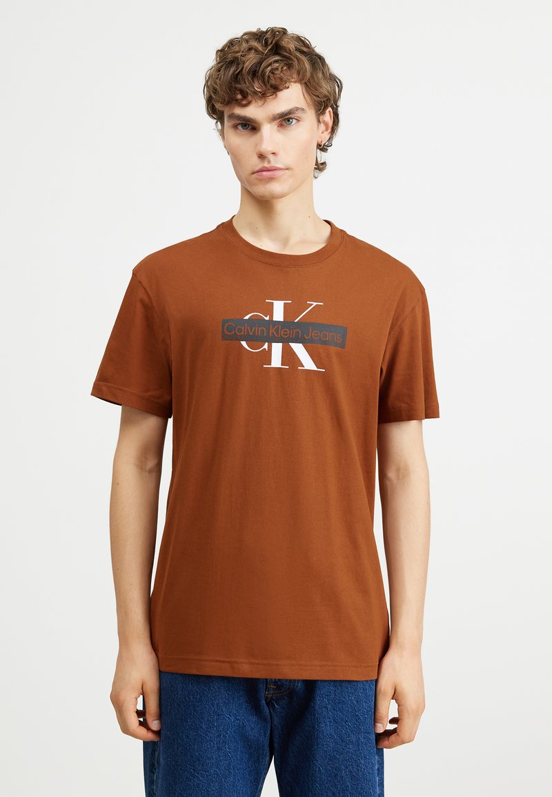 Calvin Klein Jeans UNISEX - T-shirt imprimé - fudge brown/marron ...
