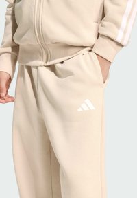 adidas Sportswear SET - Tracksuit - crystal linen white/beige - Zalando ...
