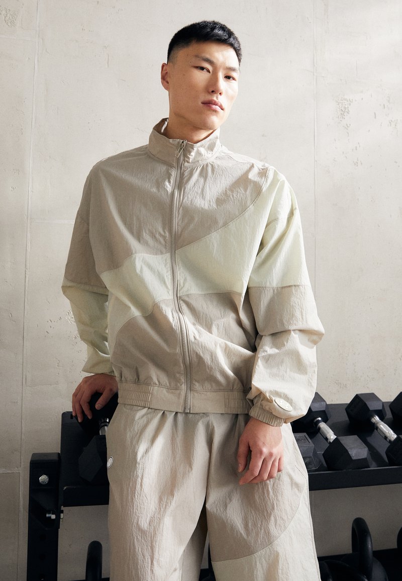 Under Armour LEGACY CRINKLE JACKET - Training jacket - timberwolf taupe ...