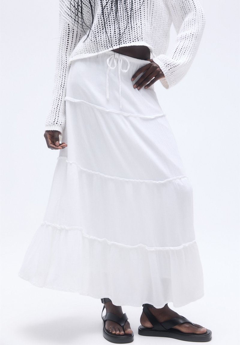 PULL&BEAR PANELLED CREPE - MIDI - A-snit nederdel - white/hvid - Zalando.dk