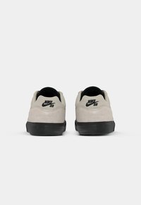 Nike SB MALOR UNISEX - Sportcipő - light orewood brown/team red/black ...