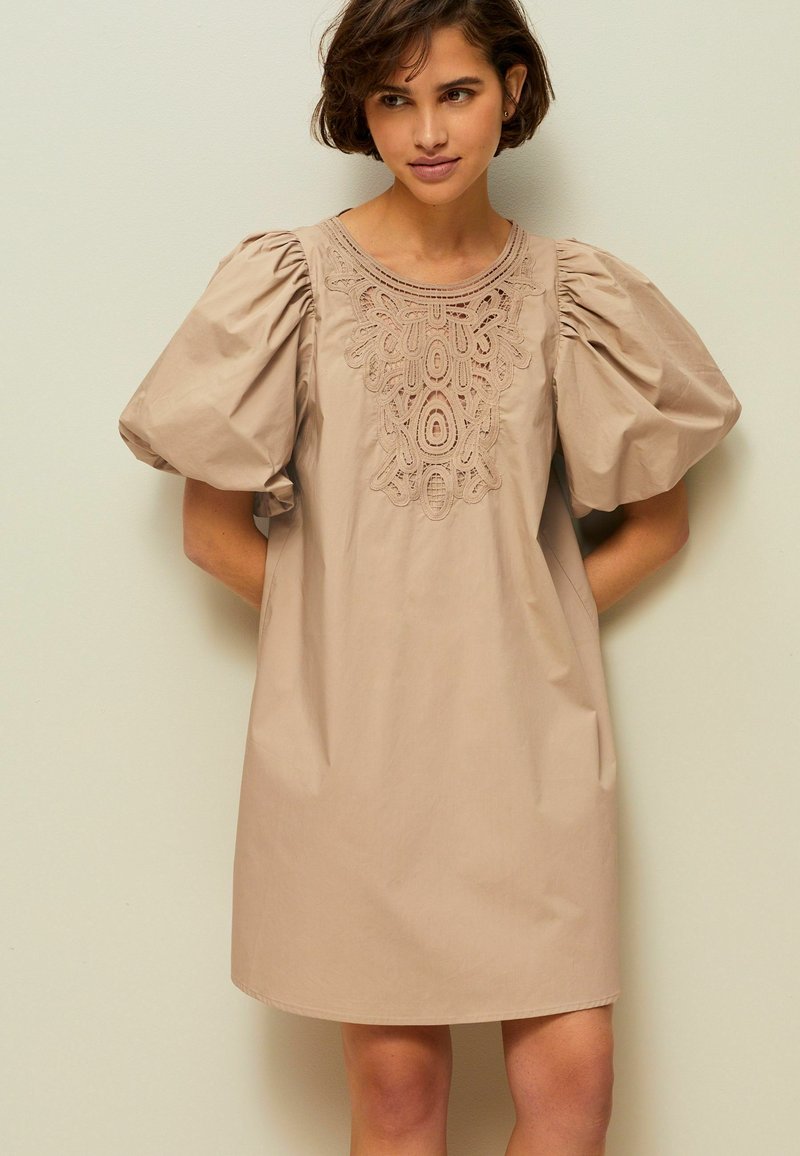 Next PUFF SLEEVE REGULAR FIT - Hverdagskjole - beige/brun - Zalando.dk