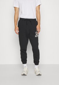Lyle & Scott RIPPLE LOGO JOGGER - Trainingsbroek - jet black/zwart ...