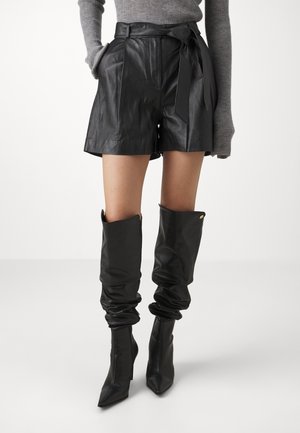 OXXO HIGH RISE PATENT - Shorts - equestrian red/rojo jaspeado - Zalando.es