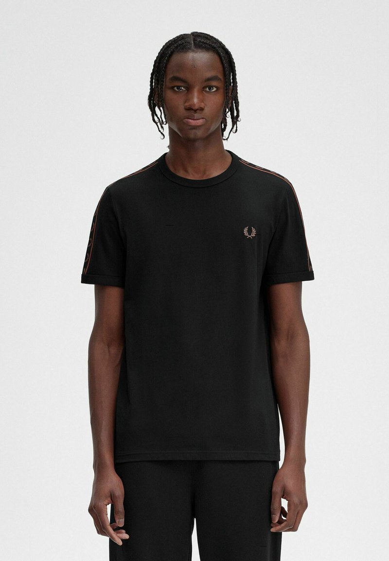 Fred Perry CON FETTUCCIA - Print T-shirt - nero marrone whisky/black ...