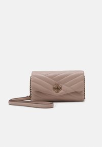 Tory Burch KIRA CHEVRON CHAIN WALLET - Bandolera - devon sand/rosa ...