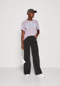 Lee CREW NECK TEE - T-shirt imprimé - jazzy purple/lilas chiné - ZALANDO.FR