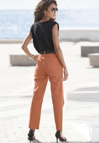 LASCANA Jeans Straight Leg - rostbraun/braun - Zalando.at