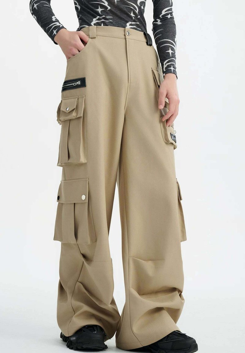 Vanida Dang POCHES - Pantalon cargo - beige brown/marron clair - ZALANDO.FR