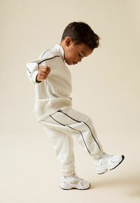 Next REGULAR FIT - NECK ZIP THROUGH AND JOGGERS SET - Træningssæt ...