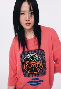 Twist RELAXED FIT TWEED PATCH ACCESSORY - Strickpullover - pink ...