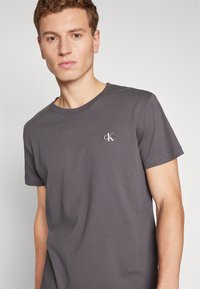 Calvin Klein Jeans MONOLOGO 2 PACK - T-shirt basic - dusty olive/dark grey/oliva - Zalando.it