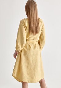 TATUUM BORGI - Freizeitkleid - yellow/gelb - Zalando.de