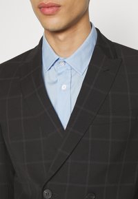 Isaac Dewhirst THE FASHION PEAK WINDOW PANE - Costume - black/noir ...
