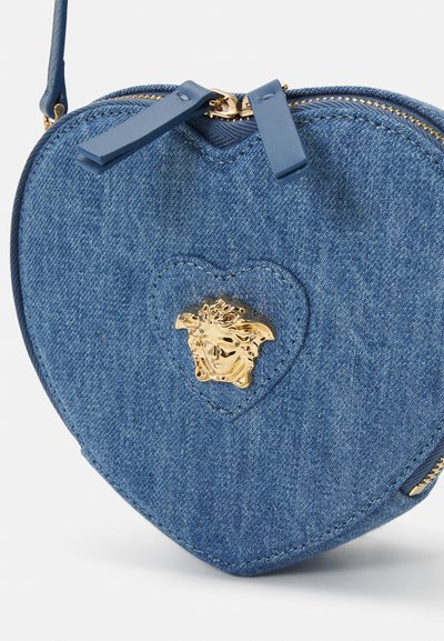 Versace HEART SHOULDER UNISEX - Sac à main - blue denim/denim bleu ...