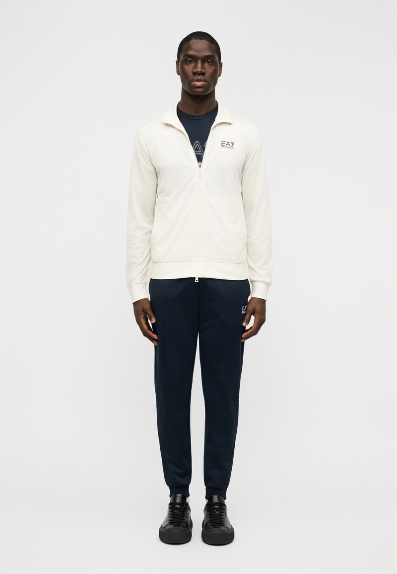 EA7 Emporio Armani TRAIN CORE UNISEX SET - Trainingsanzug - sugar/blue ...