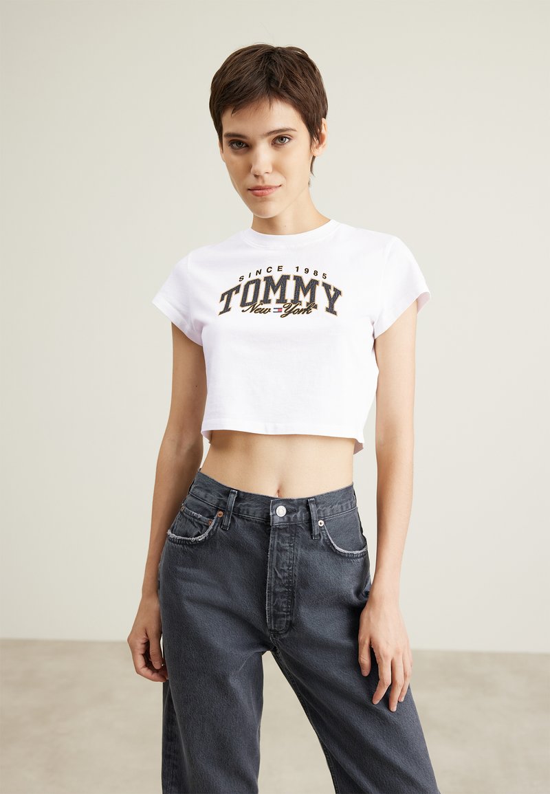 Tommy Jeans CROP VARSITY - T-shirt imprimé - white/blanc - ZALANDO.FR