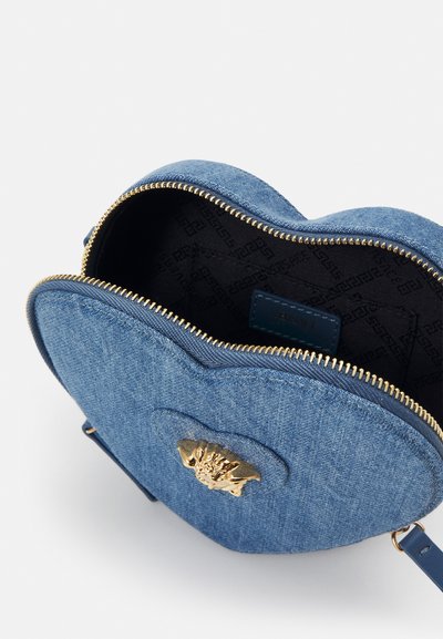 Versace HEART SHOULDER UNISEX - Sac à main - blue denim/denim bleu ...