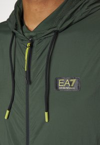 EA7 Emporio Armani VENTUS7 SUIT - Trainingsanzug - duffel bag/oliv ...