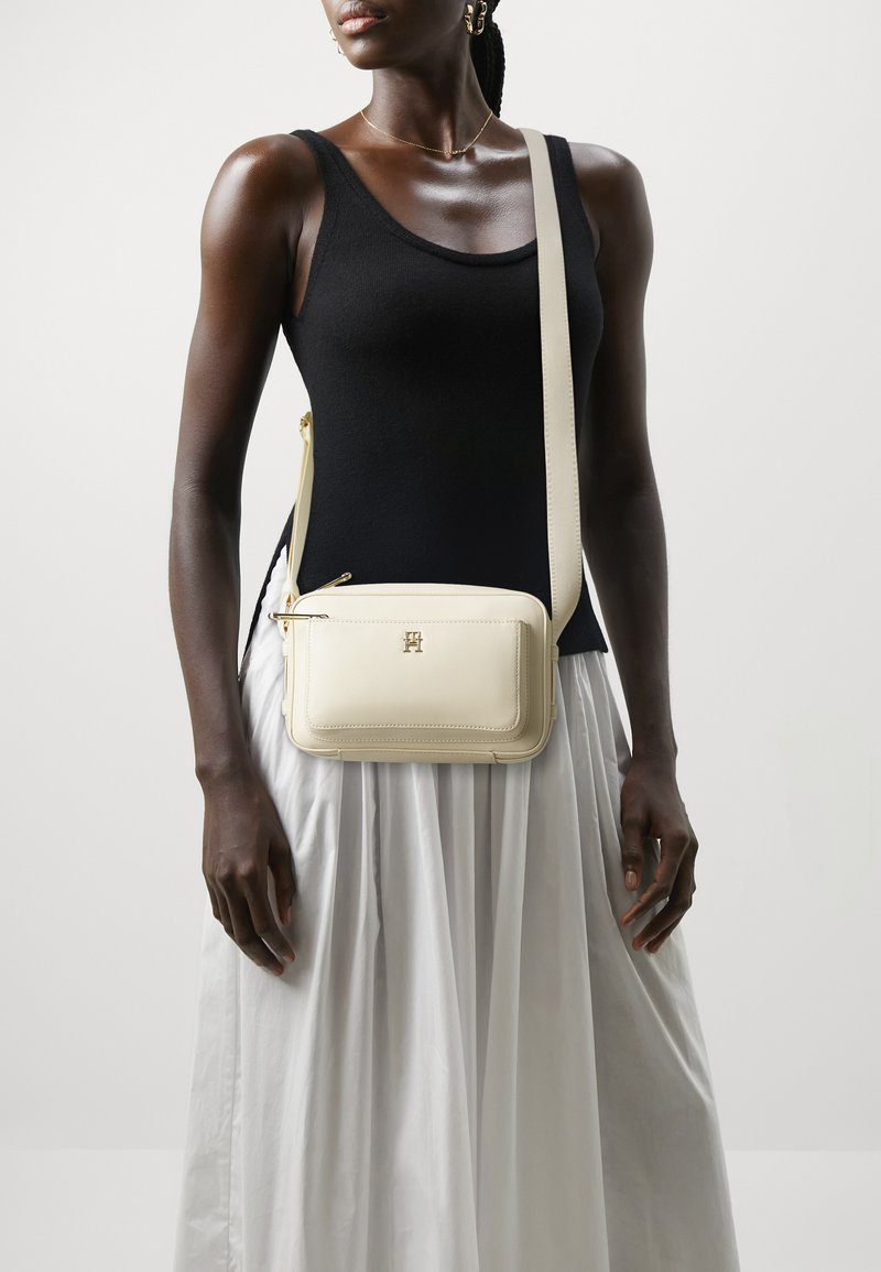 Tommy Hilfiger ICONIC CAMERA BAG - Across body bag - calico/off-white ...